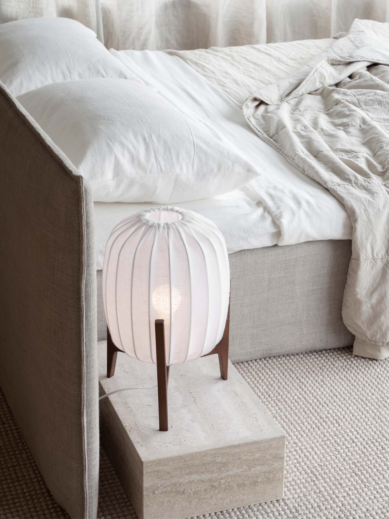 Avslappnad lyx med bordslampan Prisma table Dark ash/white